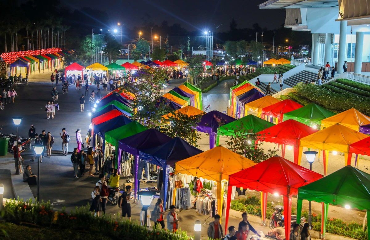 10 Night Markets in Ho Chi Minh City for Food & Shopping - Vietnam Is ...