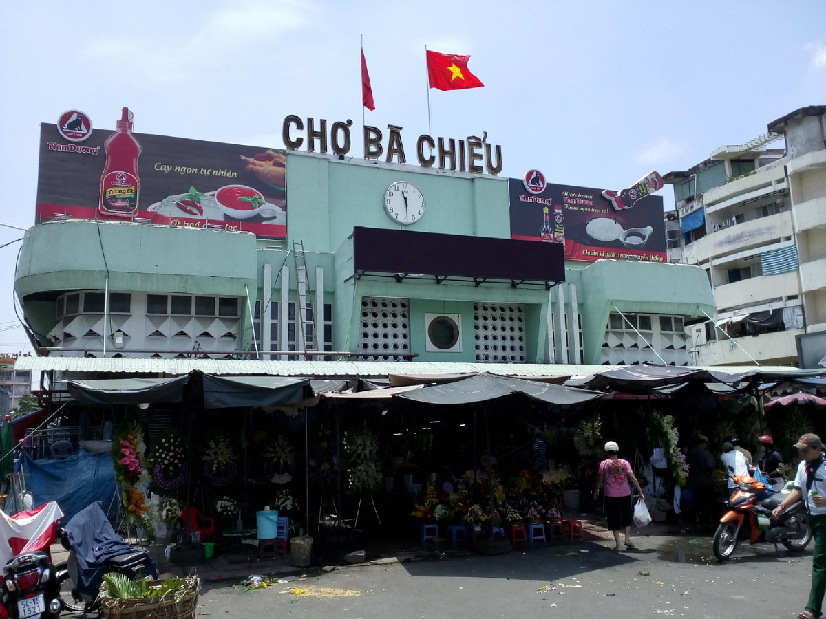 10 Night Markets in Ho Chi Minh City for Food & Shopping - Vietnam Is ...